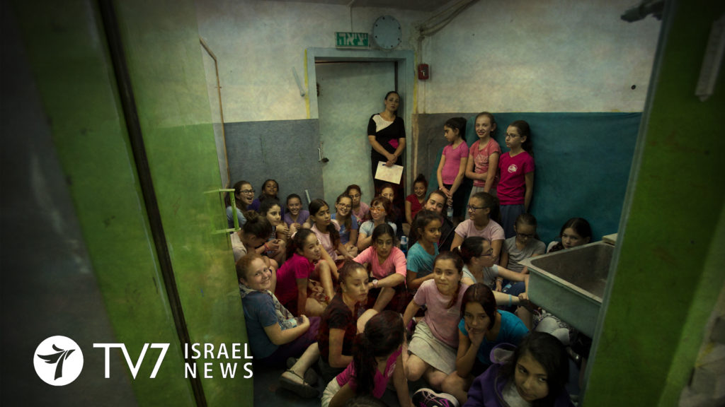 200,000 Israelis forced into bomb shelters - TV7 Israel News